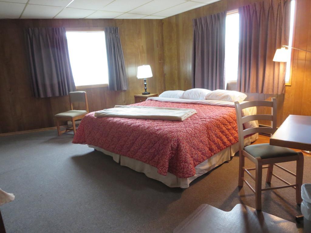 HOLIDAY INN MOTEL | ⋆⋆ | THUNDER BAY, CANADA | SEASON DEALS FROM $139